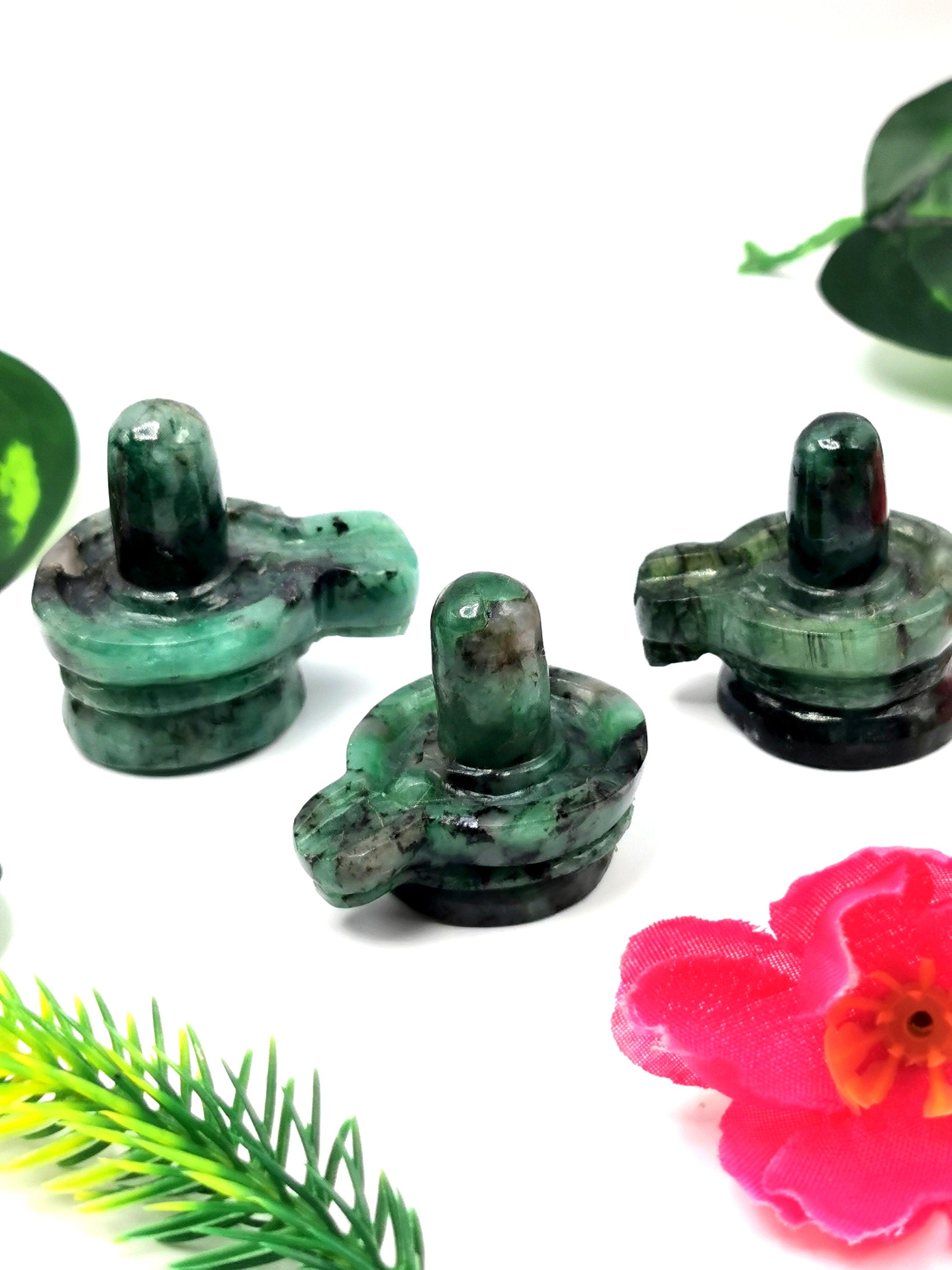 Shiv ling / lingam in natural Emerald Breathtaking carving - Energy/Re