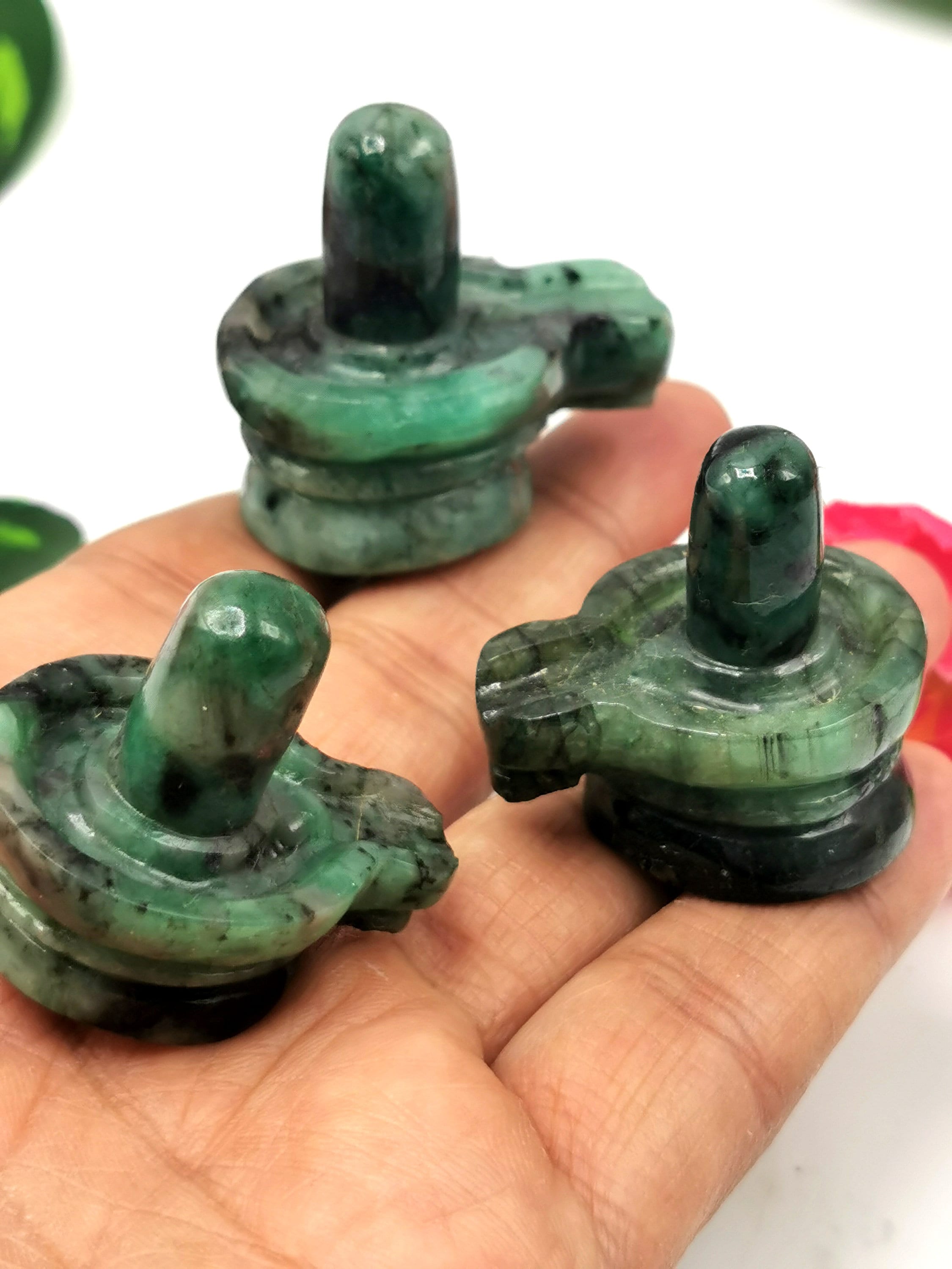 Shiv ling / lingam in natural Emerald Breathtaking carving - Energy/Re